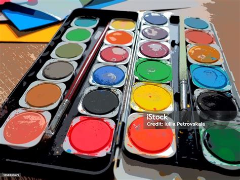 드로잉을 위한 다양한 색상의 수채화 세트입니다 밝은 페인트와 여러 가지 빛깔의 둥근 용기 그리기와 노동의 교훈을위한 도구 컬러 용지입니다 빨간색 파란색 노란색 녹색 색상 0