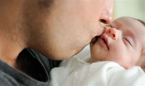 تقبيل الرضع عادة بريئة ذات مخاطر جسيمة كيف تحمي طفلك؟