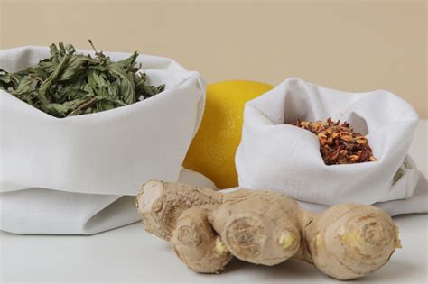 대량 자루에 천연 차와 허브 제로 폐기물 및 플라스틱 무료 쇼핑 개념 지속 가능한 라이프 스타일 테이블에 재사용 섬유 가방에 식료품 0에 대한 스톡 사진 및 기타 이미지