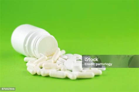 약과 복사 공간와 녹색 배경에 캡슐 밖으로 유출 흰색 알 약 병을 닫습니다 전경 부드러운 Bokeh에 초점 약국 약국 개념 0명에 대한 스톡 사진 및 기타 이미지 Istock