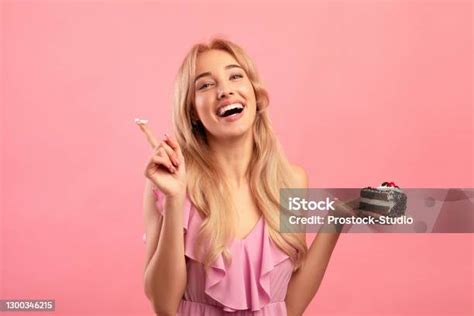 매력적인 여자 에 드레스 시음 맛있는 생일 케이크 에 핑크 스튜디오 배경 축제 컨셉 여자에 대한 스톡 사진 및 기타 이미지 여자 케이크 한 명의 여자만 Istock