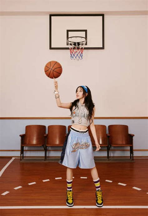 宋雨琦手捧篮球化身运动少女 球场上耍帅元气满满