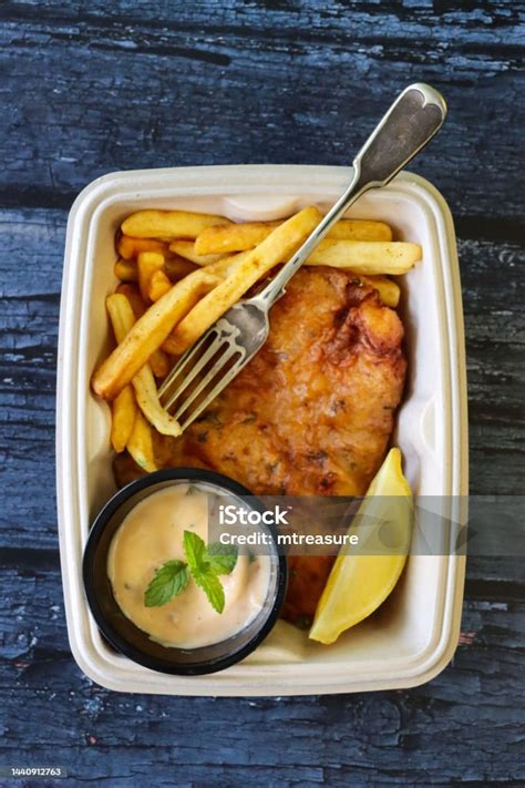 일회용 판지 테이크아웃 상자에 담긴 피쉬 앤 칩스의 이미지 레몬 슬라이스 타르타르 소스의 플라스틱 그릇 포크 파란색 나뭇결 배경 높은 전망 0명에 대한 스톡 사진 및 기타
