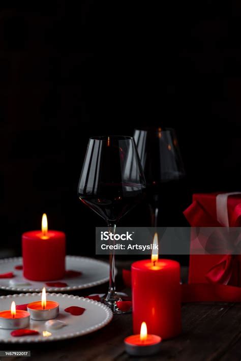 성 발렌타인 데이 축하 빨간 불타는 촛불 하트 선물 상자 어두운 나무 배경에 엽서 행복한 휴일 축제 저녁 식사를위한 테이블 장식 낭만적 인 분위기 0명에 대한 스톡 사진 및