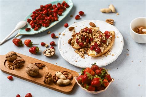 브루 쉐 타 딸기 견과류 치즈와 카망베르 소박한 나무 파란 배경에 상단 측면 보기 선택적 초점 본격적인 라이프 스타일 이미지