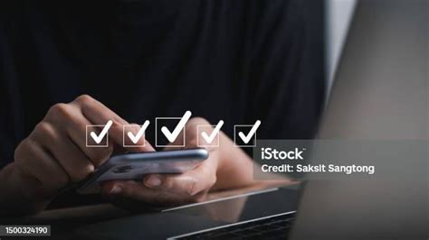 직원을 위한 성과 체크리스트 템플릿 또는 확인란 설문지 설문조사 노트북을 사용하여 온라인 체크리스트를 작성하고 디지털 양식 체크리스트를 작성하는 사업가 경영 목표 전략 0