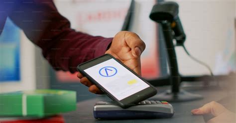 약국의 Pos 단말기에서 스마트폰을 사용하여 휴대전화 Nfc 결제로 약을 사는 청년 약국 카운터에서 의약품 및 의약품 비용을 지불하는 사람 닫다 삼각대 촬영 사진