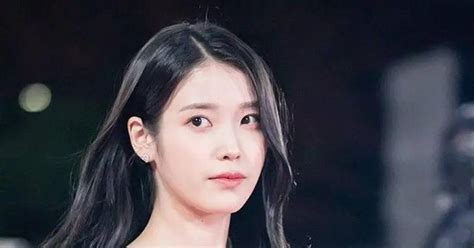 아이유 하얀 왕가슴