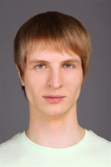 Retrato Del Hombre Joven Imagen De Archivo Imagen De Modelo 23996537