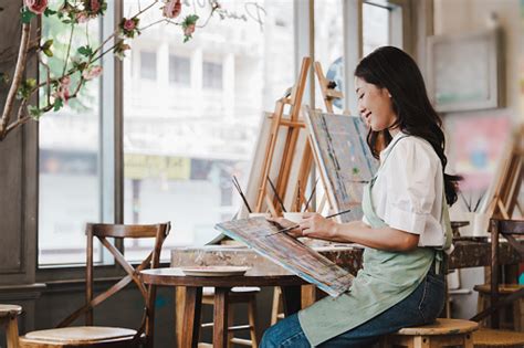 붓으로 캔버스에 그림을 그리는 여성 예술가 그녀의 아트 스튜디오 바닥에서 일하는 젊은 화가 유화 물감으로 그림을 그리는 젊은 여성 20 24세에 대한 스톡 사진 및 기타