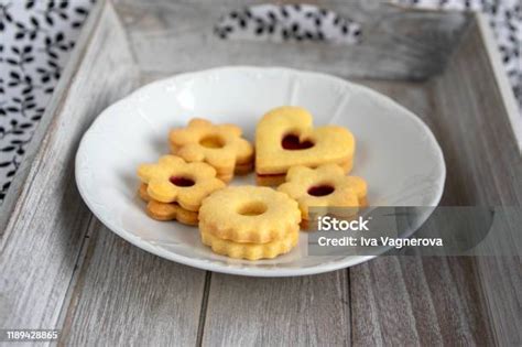 크리스마스 린저 과자와 쇼트 크러스트 페이스트리로 만든 쿠키 초콜릿으로 장식 된 마멀레이드로 채워진 다양한 모양 0명에 대한 스톡 사진 및 기타 이미지 Istock