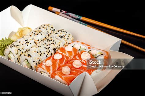 스시 세트 우라마키 캘리포니아 필라델피아 흰색 접시에 축제 새해 개념 어두운 반사 배경에 대해 감자 요리에 대한 스톡 사진 및 기타 이미지 Istock