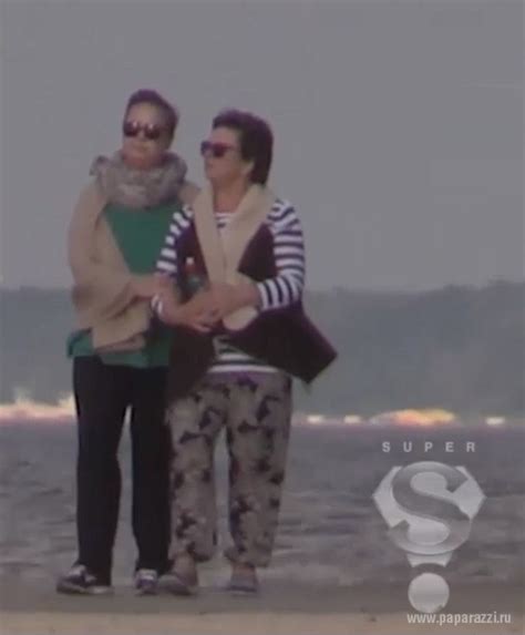 Папарацци сделали новые фото выздоравливающей Жанны Фриске