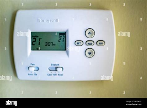 Honeywell Thermostat Hi Res Stock Photography And Images Alamy