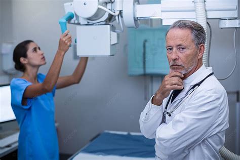 พื้นหลังพยาบาลกำลังปรับเครื่องเอ็กซเรย์ รูปถ่าย และรูปภาพสำหรับดาวน์โหลดฟรี Pngtree