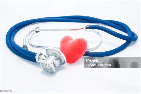 파란색 청진 기 및 붉은 마음은 흰색 균일 한 배경에 거짓말 인간의 심장의 건강 또는 병리학 적 상태의 개념 사진 심장 근육의 질병의 심장 진단 심장 전도 심장에 대한 스톡