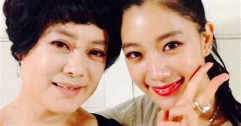 한밤 클라라 엄마 사진 보니 붕어빵 미모 대박 모태미녀 맞네