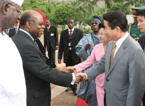 [노무현사료관] [나이지리아 공식환영식에서 도열한 나이지리아 주요인사들과 악수하는 노무현 대통령]
