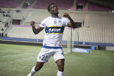 Football National Hoggas Au Dessus Du Lot Zohi Déjà Buteur Les