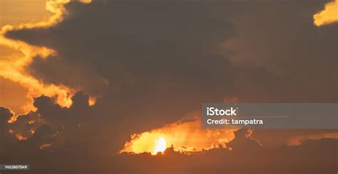 일몰 하늘 추상적 인 자연 배경 황혼 시간에 오렌지 다채로운 구름과 극적인 파란색 0명에 대한 스톡 사진 및 기타 이미지 0명 경관 계절 Istock