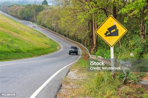 การจราจรแจ้งเตือนความลาดชันลงเขา ภาพสต็อก ดาวน์โหลดรูปภาพตอนนี้ รถยนต์ ยานยนต์