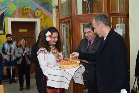 Министър Вълчев впечатлен от работата на Младежкия БЧК в СУ „Вичо Грънчаров” Regnews Net