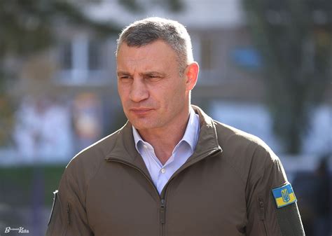 У столиці розпочали ремонт бруківки на вулиці Грушевського Вечірній Київ