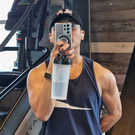 정환 안녕 친구들 나 왔어 오랜만이네 잘 지냈지 안녕 당신들 꾸준히 하는거 다 염탐하고 있었음 내 므찐 동지들 오늘 운동 한 줄로 요약할게 와 이게 무겁다고