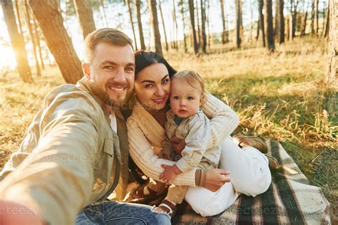 Fazendo Uma Selfie Família Feliz De Pai Mãe E Filha Está Na Floresta