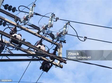 Tiang Listrik Dengan Transformator Listrik Dan Kabel Listrik Foto Stok Unduh Gambar Sekarang