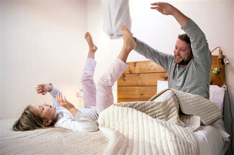 Padre E Hija Jugando En La Cama Foto Gratis