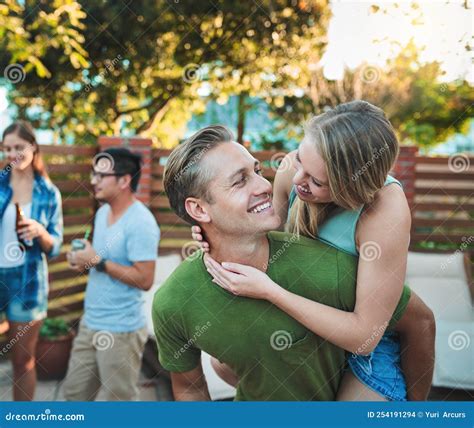 Liefde En Vriendschap In Perfecte Co Existentie Een Jong Koppel Dat