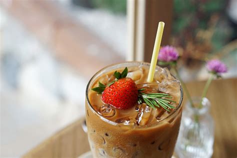 한 잔의 아이스 커피 라 떼 딸기 시럽 하 고 신선한 딸기를 얹은 로즈마리에 대한 스톡 사진 및 기타 이미지 로즈마리 칵테일 커피 마실 것 Istock