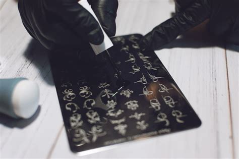 네일 아트 스탬핑 프로세스 매니큐어 마스터는 네일 젤 폴란드어 스탬핑 플레이트와 투명 스탬퍼 스크레이퍼로 스탬핑합니다 개인