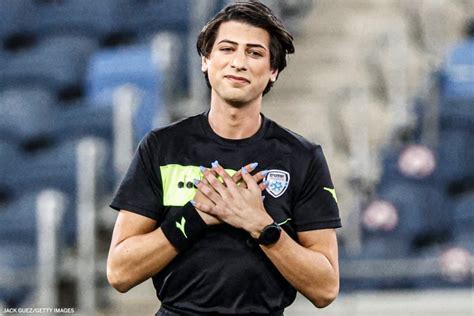 ယူအီးအက်ဖ်အေ နိုင်ငံတကာဘောလုံးပွဲစဉ်ကို ကိုင်တွယ်မယ့် ပထမဆုံး လိင်ပြောင်းဒိုင်လူကြီး Bur