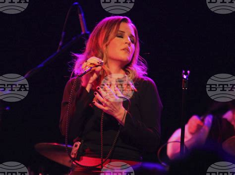 Лиса Мари Пресли почина в болница Утро