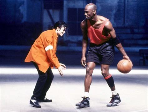 Michael Jordan 與 Michael Jackson 一時興起的傳奇相遇：全靠一位演員促成 No Look Pass 籃球