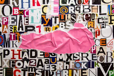 신문 잡지 편지와 숫자로 클리핑에서 콜라주에 분홍색 종이의 찢어진 구겨진 조각 잡지에서 잘라 알파벳 문자에 찢어진 분홍색 종이 텍스트공간을 복사합니다 신문에 대한 스톡 사진