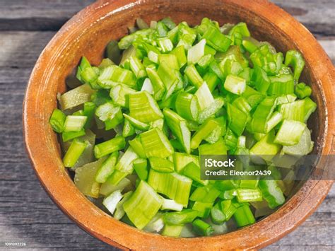 오래 된 나무 테이블 근접 촬영에 잘게 다진된 녹색 양파의 컵 건강한 식생활에 대한 스톡 사진 및 기타 이미지 건강한 식생활