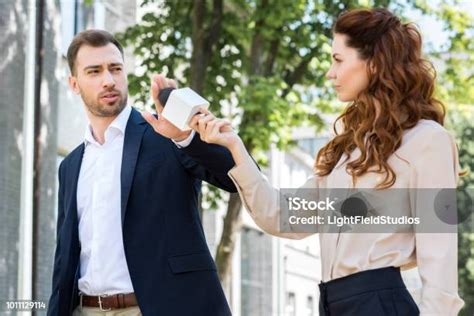 여성 기자 마이크를 들고 인터뷰를 거부 하는 화가 사업가 거절하기에 대한 스톡 사진 및 기타 이미지 거절하기 공격성 기업 비즈니스 Istock