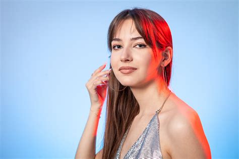 파란색 배경에 긴 갈색 머리를 가진 아름다운 젊은 백인 여성의 스튜디오 초상화 여자에 대한 스톡 사진 및 기타 이미지 여자