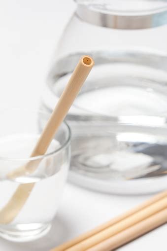 회색 배경에 물 한 잔의 대나무 짚 일회용 플라스틱 빨 대 대용으로 재사용할 수 있는 대나무 빨 대 건강 하 고 지속 가능한