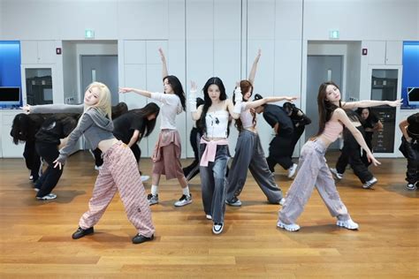 Watch ITZY Proves They Re The Queens Of Hairography In New Dance Practice Video For GOLD Soompi