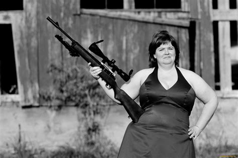 Обои Девушки Черно белые обои для рабочего стола фотографии Unsort Девушки с оружием