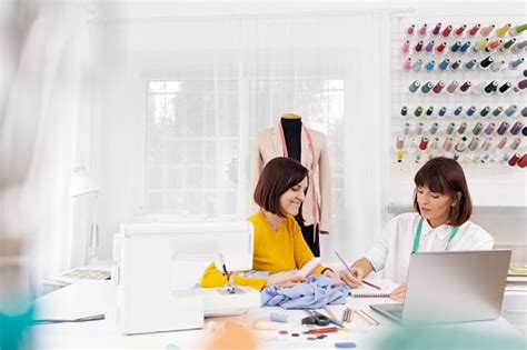 바느질 스튜디오에서 일하는 두 젊은 여성 드레스 메이커 자매들은 가족 사업을 시작합니다 맞춤형 테일러링 민간 기업 취미 및 비즈니스 가위에 대한 스톡 사진 및 기타 이미지