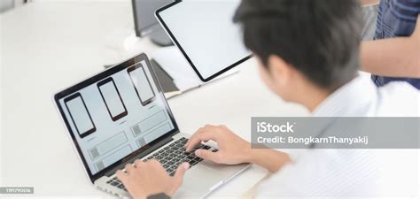 노트북과 자신의 스마트 폰 템플릿 응용 프로그램에 Ui 그래픽 디자이너 계획의 클로즈업보기 개발에 대한 스톡 사진 및 기타 이미지 개발 검색 엔진 그래픽 사용자