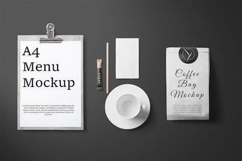상위 뷰 커피 종이 가방 A4 종이 설탕 유리 컵 및 클립보드 모형 프리미엄 Psd 파일