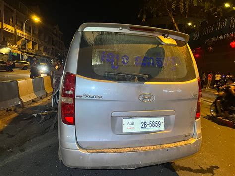 រថយន្តស្តារិច បិទឡូហ្គោបុរី ឡេង ណាវ៉ាត្រា បុកទ្រូងផ្លូវខ្ទេចមួយកំណាត់មុខ នគរដ្រេហ្គន