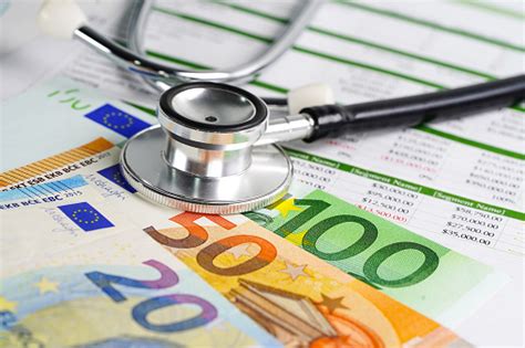 스프레드 시트 종이 금융 계정 통계 및 비즈니스 데이터 의료 건강 개념에 청진기와 유로 지폐 개념에 대한 스톡 사진 및 기타