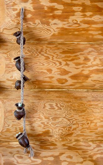 소박한 나무 통나무 집에 있는 아름다운 장식으로 점토 냄비가 밧줄에 걸려 있습니다 텍스트 공간 복사 0명에 대한 스톡 사진 및